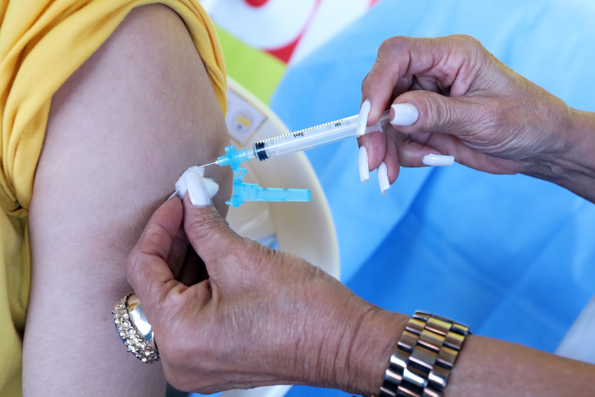 Vacina contra o HPV está disponível para pessoas de 15 a 45 anos que ...